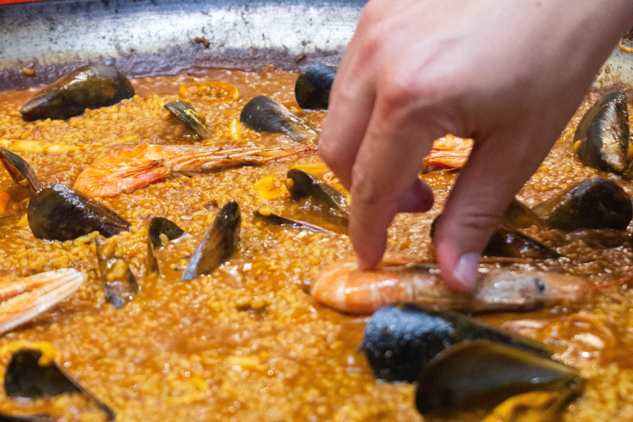 Cooking team building - Paella cooking class corporate event
